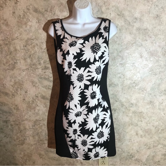 Body Central | Dresses | Body Central Sleeveless Bw Floral Scuba Dress ...